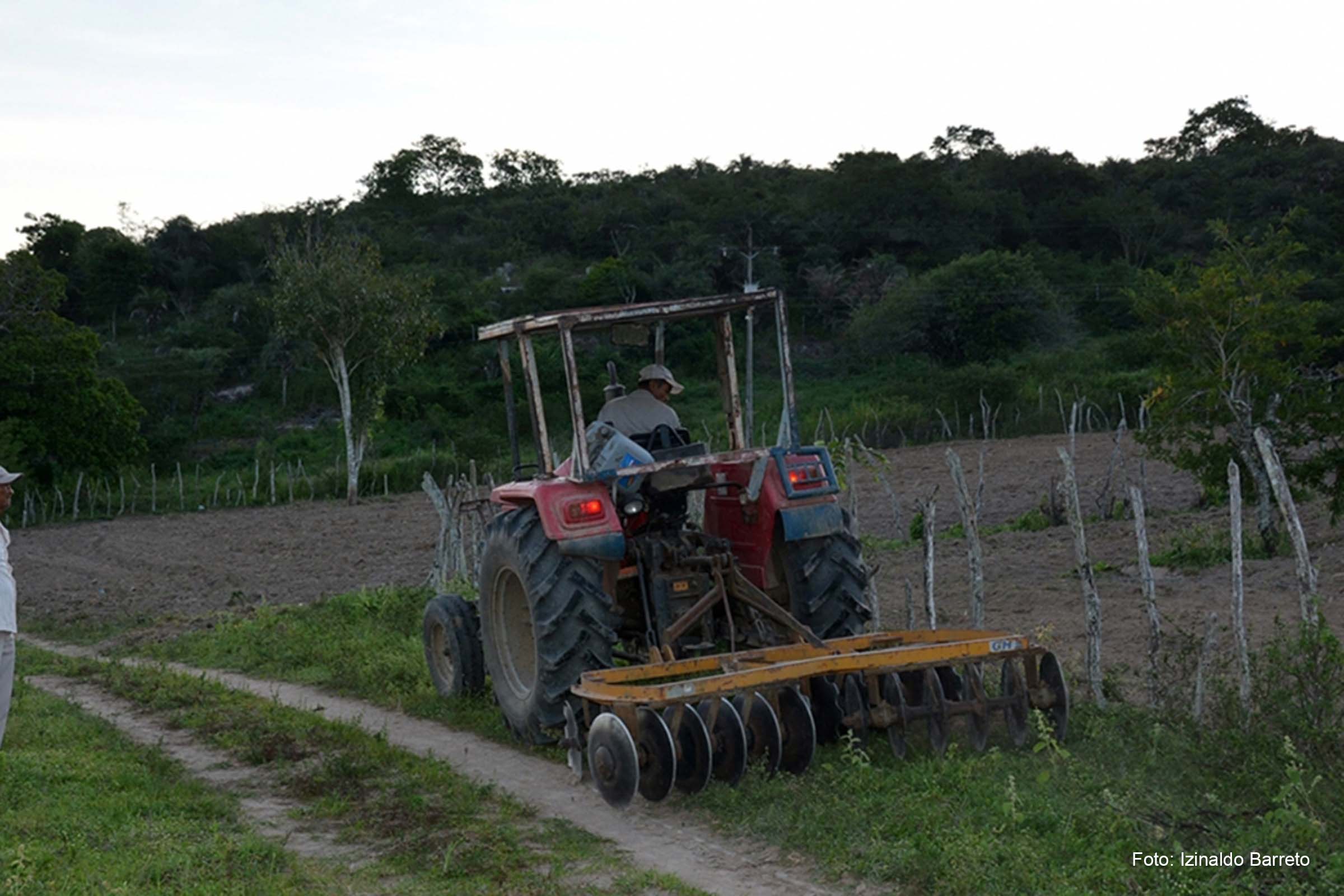 169 agricultores foram atendidos com serviço de aragem de terras pela ...